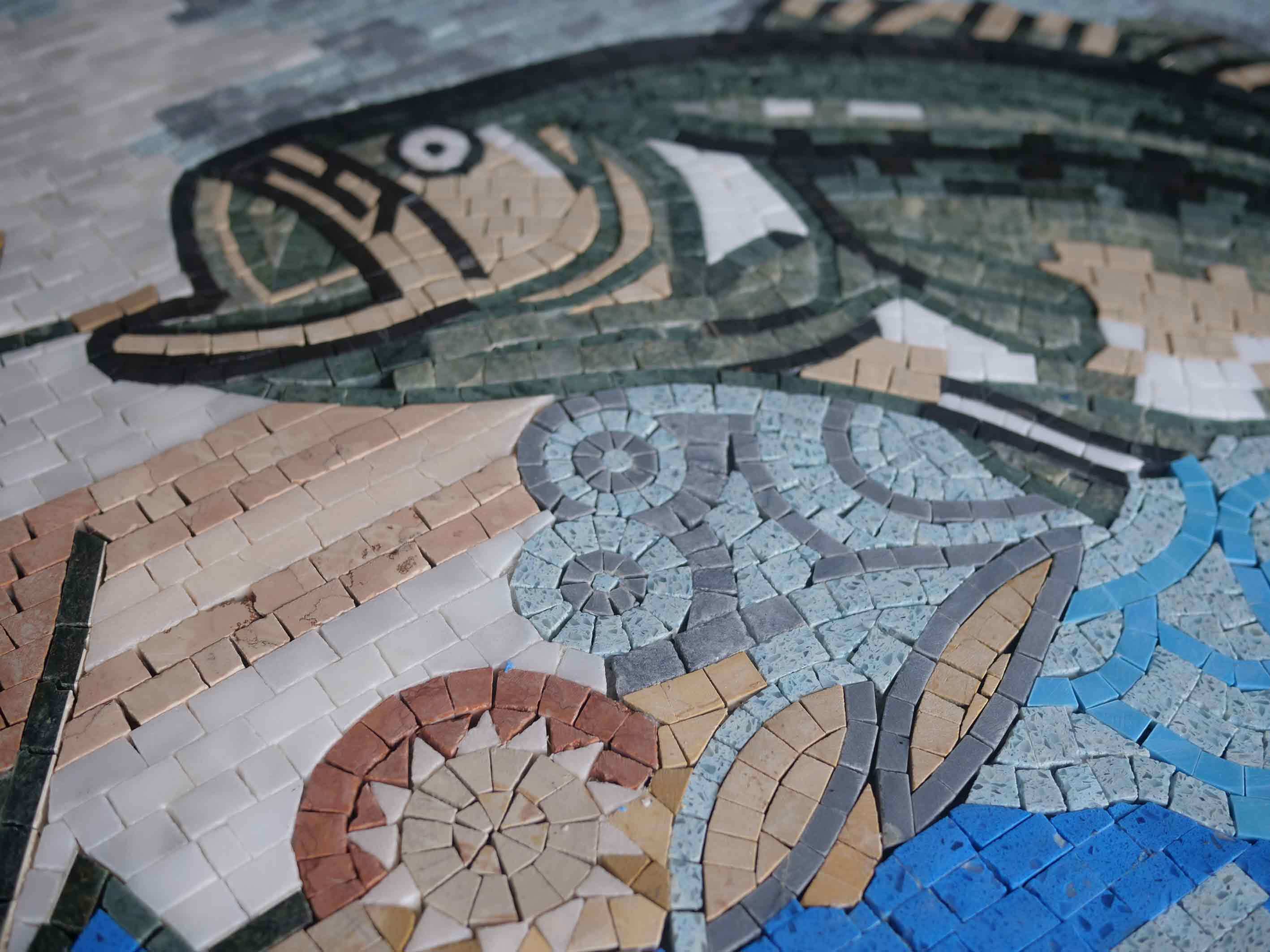 Mosaic Medallion - The Hungry Fish | Marine Life&Nautical | Mozaico